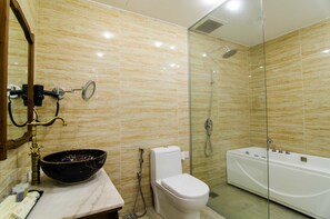 Suíte luxo ( 3  ) | Banheiro | Chuveiro, produtos de toalete grátis, secador de cabelo, chinelos