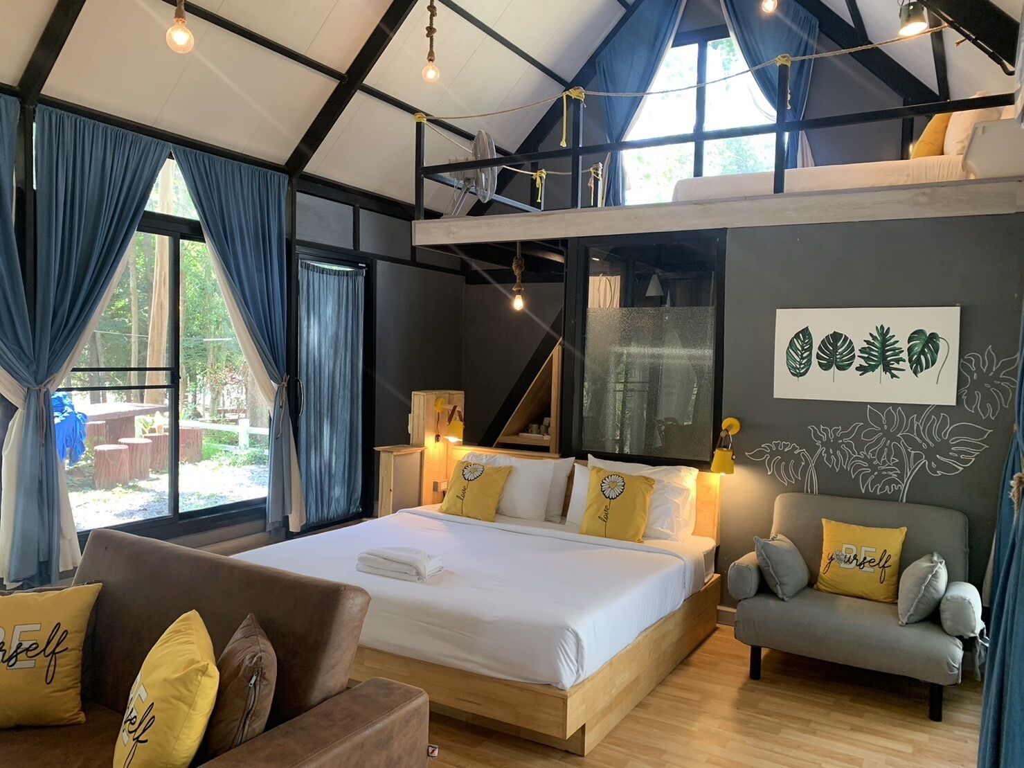 Pool villa Riverside | Escrivaninha, Wi-Fi de cortesia, roupa de cama