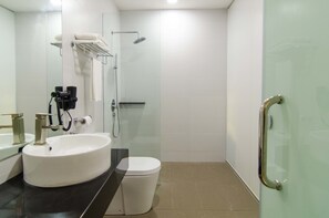 Um polibã, artigos de higiene pessoal grátis, um secador de cabelo 