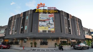 Hotel 'Mornington' com um grande letreiro anunciando tarifas e comodidades.