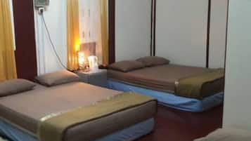 Quarto quádruplo família | Ferros/tábuas de passar roupa