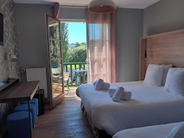 Quarto triplo conforto | Quartos à prova de som, ferros/tábuas de passar roupa, Wi-Fi de cortesia