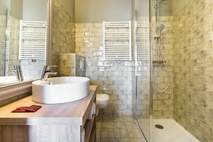 Quarto casal standard | Banheiro | Produtos de toalete grátis, secador de cabelo (mediante solicitação)