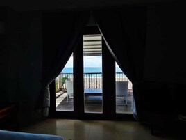 Quarto Deluxe, vista para o oceano | Cofre no quarto, secretária 