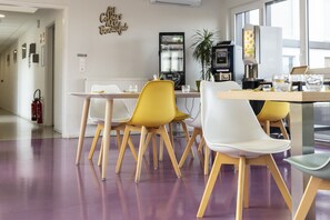 Café da manhã com buffet todos os dias (EUR 14 por pessoa) 