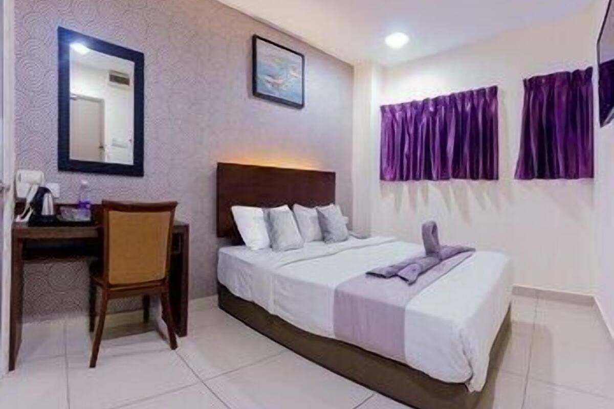 Secretária, quartos insonorizados, ferro/tábua de engomar