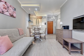 Apartamento Standard (Wypoczynkowa 22) | Sala de estar | TV de ecrã plano 