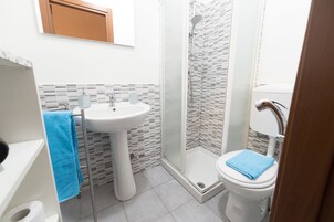 Quarto triplo, banheiro privativo | Banheiro | Chuveiro, secador de cabelo, roupões de banho, bidê