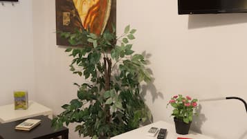 Quarto Triplo, casa de banho privativa | Com decoração personalizada, com mobília individualizada, secretária