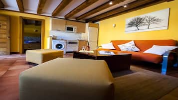 Apartamento, 2 quartos, casa de banho anexa, vista para o jardim (Melocotón) | Sala de estar | Televisor de ecrã plano de 32 polegadas com canais digitais, televisor