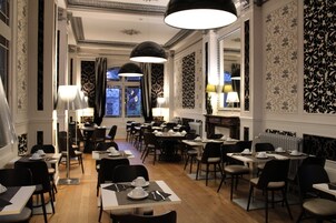 Café da manhã com buffet todos os dias (EUR 16.00 por pessoa) 