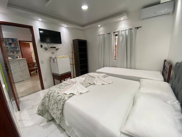 Quarto Triplo Básico, 2 quartos | Secretária, cortinas/cortinados opacos, Wi-fi grátis 