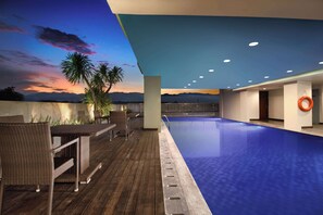 Piscina interna, funciona das 6h às 20h, espreguiçadeiras