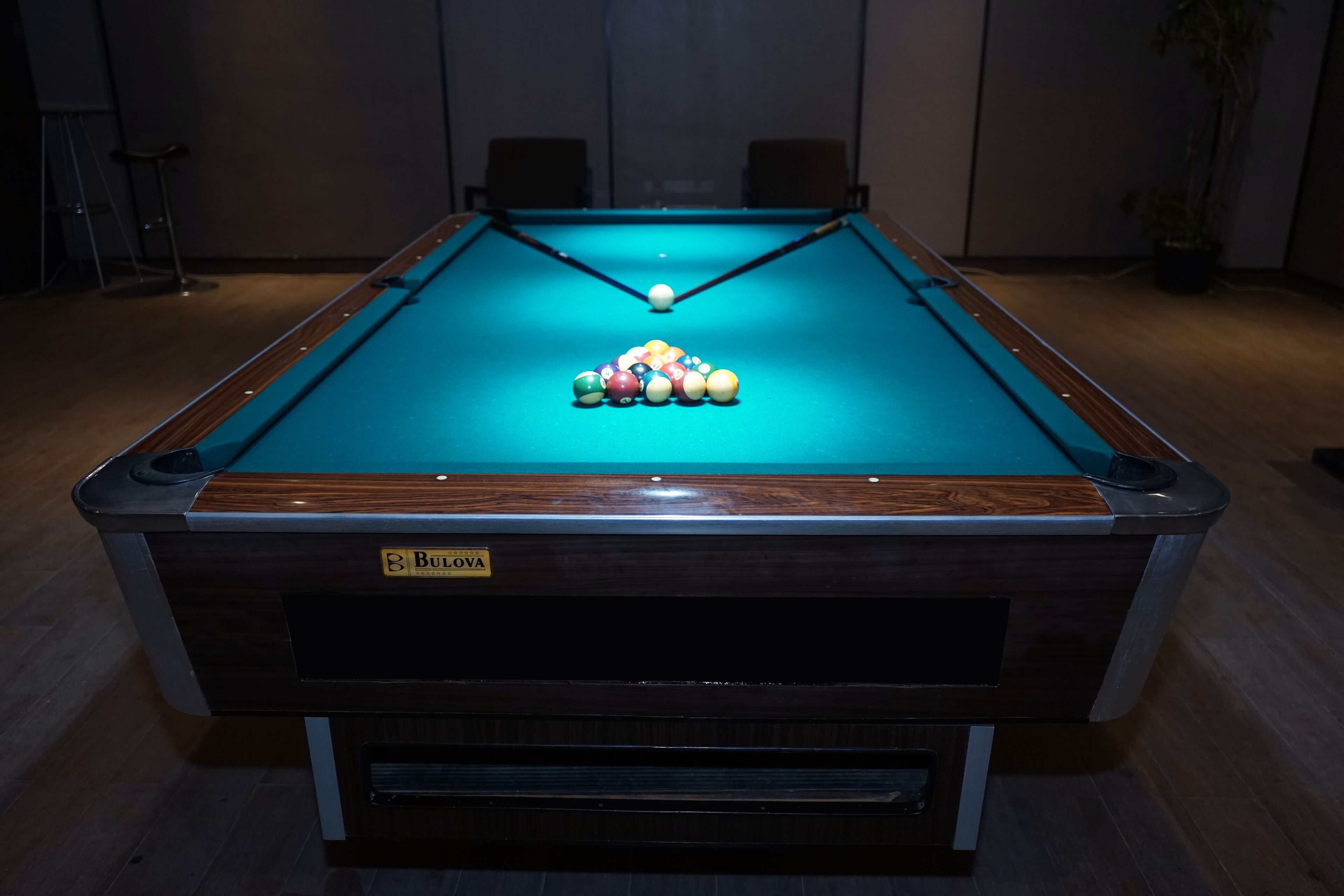 Uma mesa de bilhar com uma bola branca e um triângulo de bolas de bilhar.