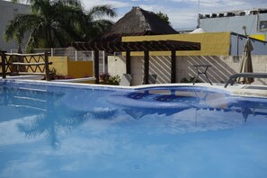 Piscina exterior, da(s) 08:00 à(s) 22:00, espreguiçadeiras