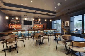 Este bar no lobby do hotel 
