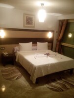 Quarto casal ou duplo standard | Frigobar, cofres nos quartos, escrivaninha, cortinas blackout