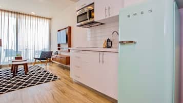 Apartamento Premium | Cozinha privada | Um frigorífico/congelador grande, um micro-ondas, uma placa de cozinha