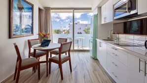 Apartamento de Luxo | Cozinha privada | Uma cafeteira/bule, um frigorífico/congelador grande, um micro-ondas 