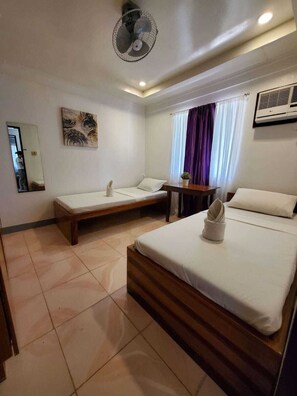 Quarto standard, banheiro compartilhado (Twin) | Escrivaninha, Wi-Fi de cortesia