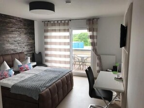 Frigobar, escrivaninha, quartos à prova de som