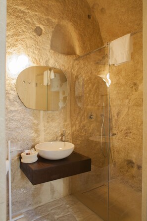 Quarto casal, 1 cama de solteiro grande | Banheiro | Chuveiro, chuveiro com efeito de chuva, produtos de toalete grátis 