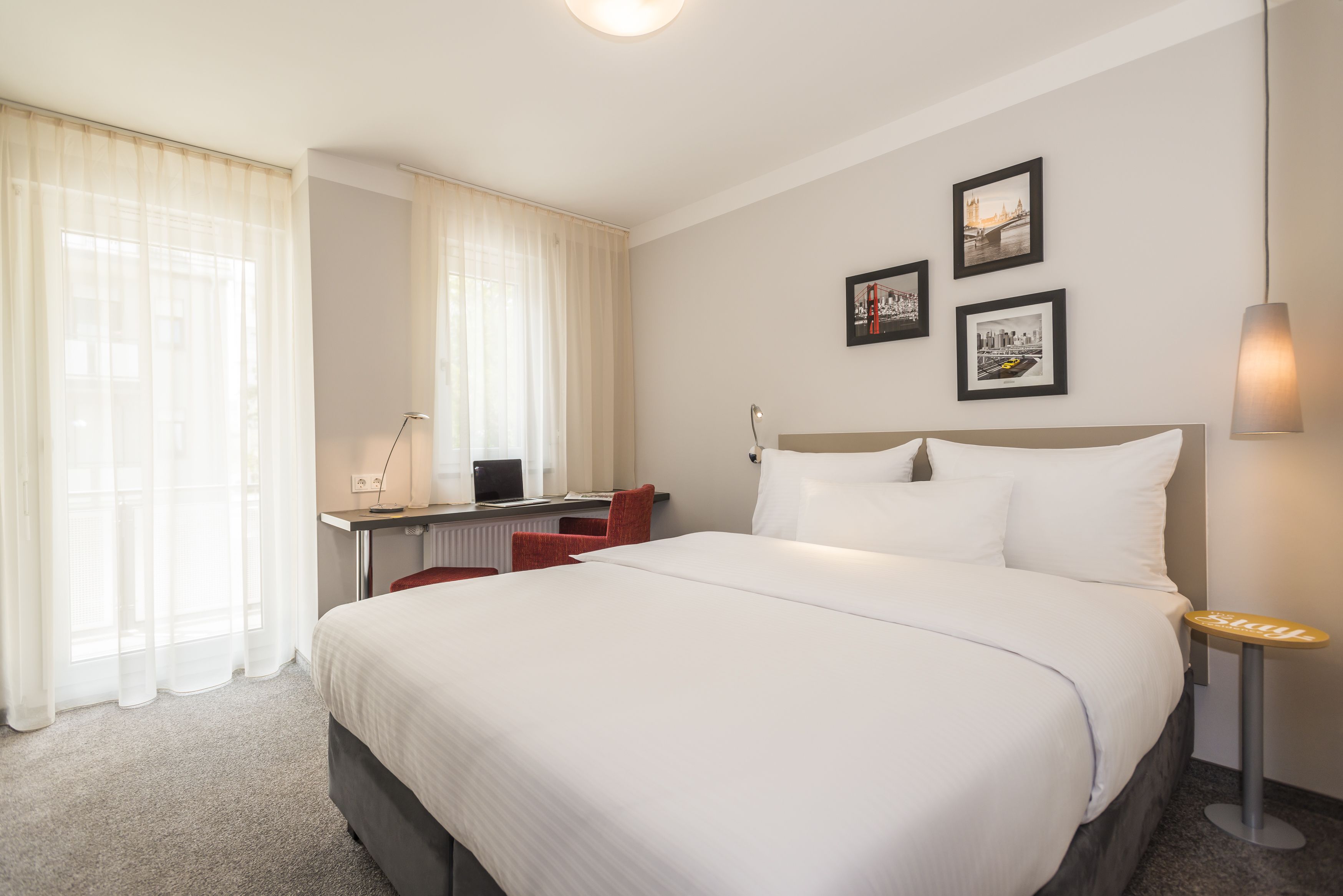 Secretária, secretária adequada para computadores portáteis 