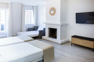 Quarto triplo | Cofres nos quartos, escrivaninha, cortinas blackout