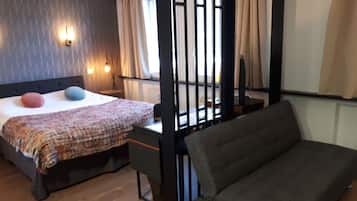 Quarto Duplo Superior | Roupa de alta qualidade, minibar, secretária, ferro/tábua de engomar