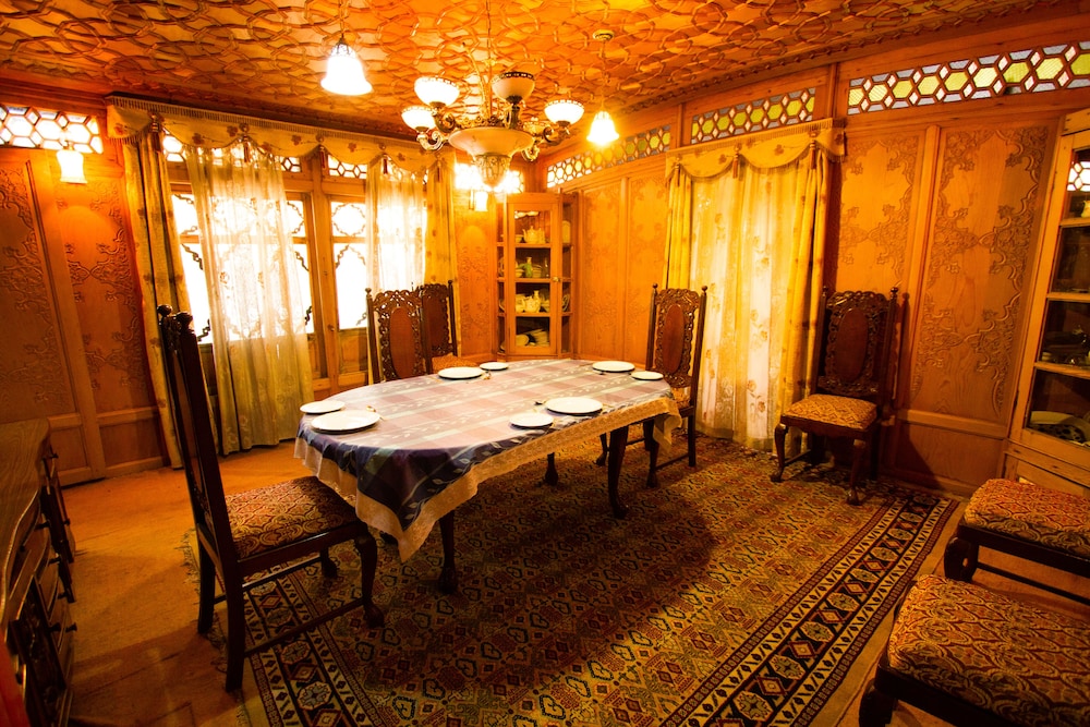 カーパレス グループ オブ ハウスボーツ - シュリーナガル