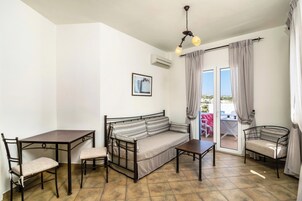 Apartamento, vista para o mar | Sala de estar | Televisor de ecrã plano de 24 polegadas com canais via satélite 