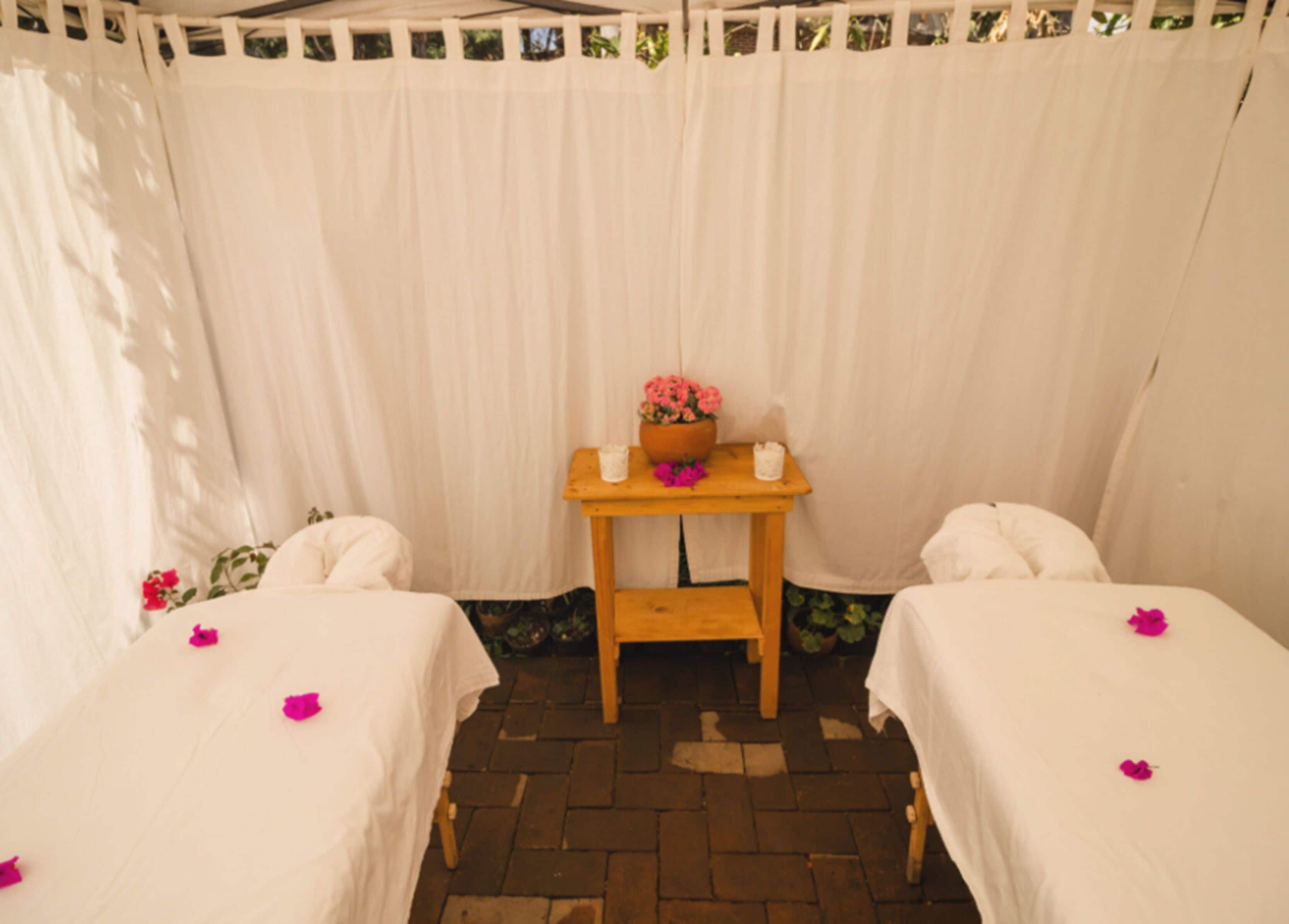 Massagens de pedras quentes, massagens musculares profundas 