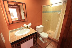 Quarto luxo, 1 cama King, vista para a cidade | Banheiro | Chuveiro, produtos de toalete grátis