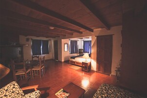 Quarto superior, 1 cama King, vista para a cidade | Ferros/tábuas de passar roupa, berços grátis