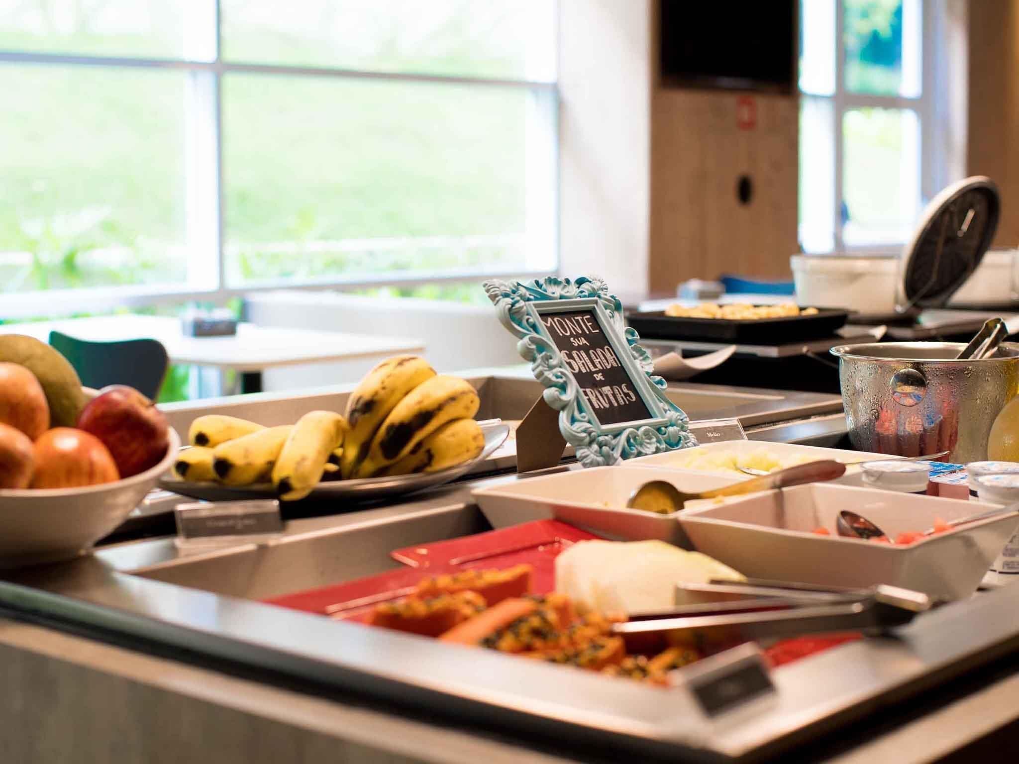 Pequeno-almoço tipo buffet diário (49.00 BRL por pessoa) 