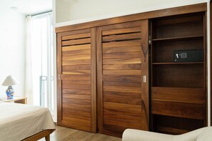 Apartamento | Roupa de alta qualidade, cofre no quarto, ferro/tábua de engomar