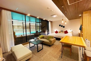 Twin Room with Shower- Non-Smoking | Roupa de alta qualidade, cofre no quarto, cortinas/cortinados opacos 