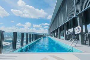 Piscina exterior, espreguiçadeiras 