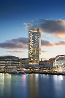 Fachada da propriedade à noite