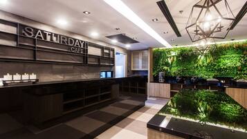 Pequeno-almoço tipo buffet diário (200 THB por pessoa)