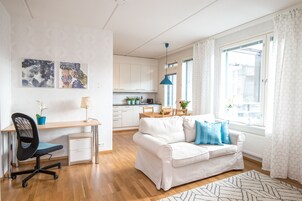 Apartamento, 2 quartos | Com decoração personalizada, com mobília individualizada, secretária 