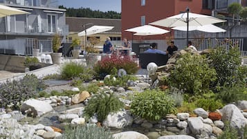 Terraço com espreguiçadeiras