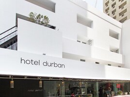 Um edifício de hotel moderno com uma placa grande 'hotel durban'.