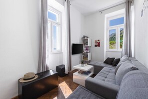 Apartamento, 2 quartos, terraço, vista para o mar | Sala de estar | Televisor de ecrã plano de 20 polegadas com canais por cabo, televisor 