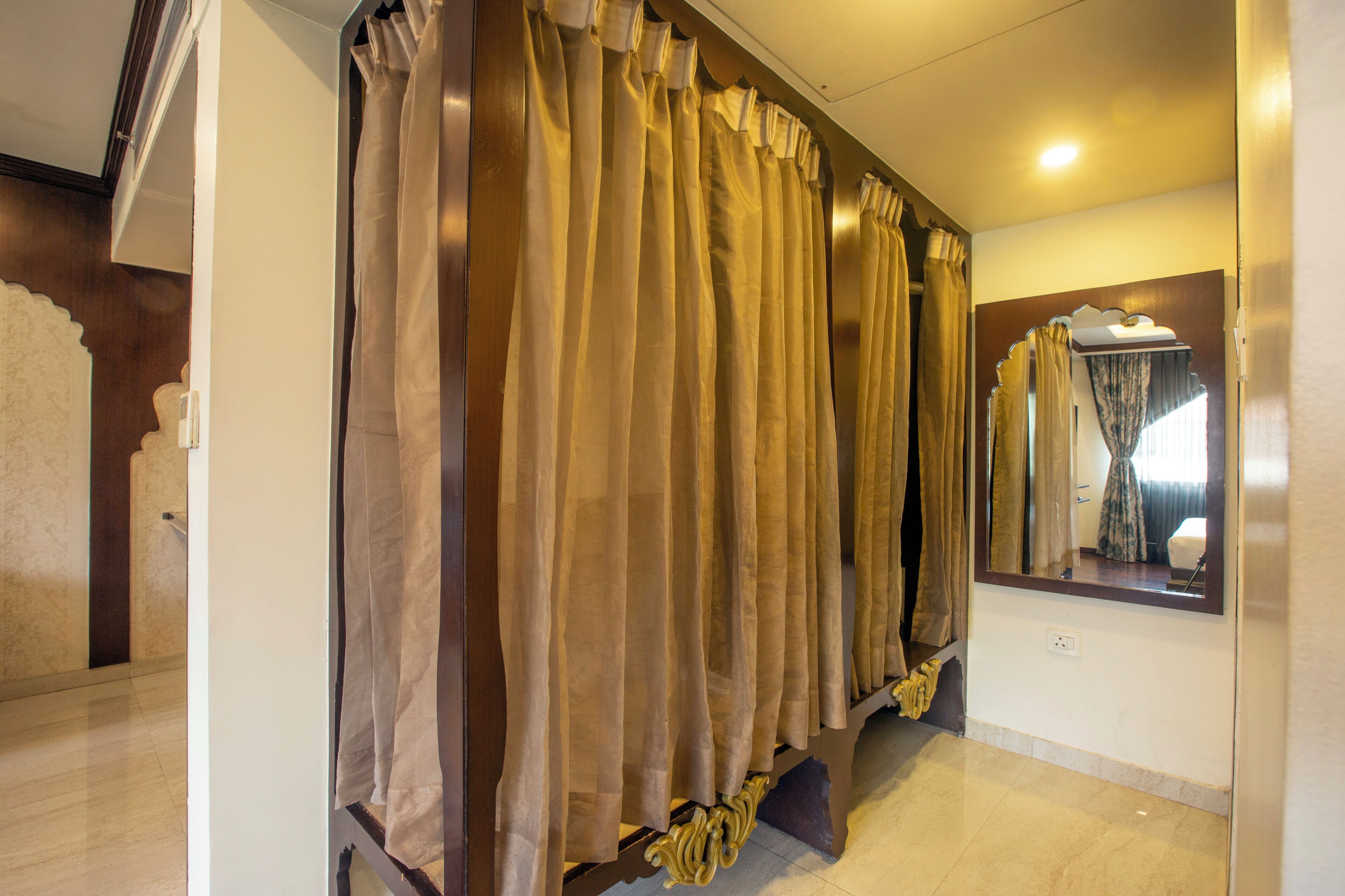 Vesta Suite | Roupas de cama premium, frigobar, cofres nos quartos, escrivaninha