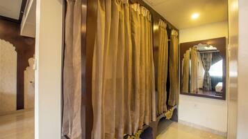 Vesta Suite | Roupas de cama premium, frigobar, cofres nos quartos, escrivaninha