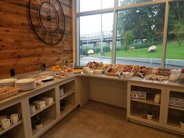 Café da manhã com buffet todos os dias mediante uma taxa