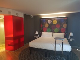 Quarto | Cofres nos quartos, escrivaninha, berços grátis, Wi-Fi de cortesia