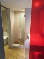 Quarto | Casa de banho | Um polibã, artigos de higiene pessoal grátis, toalhas fornecidas