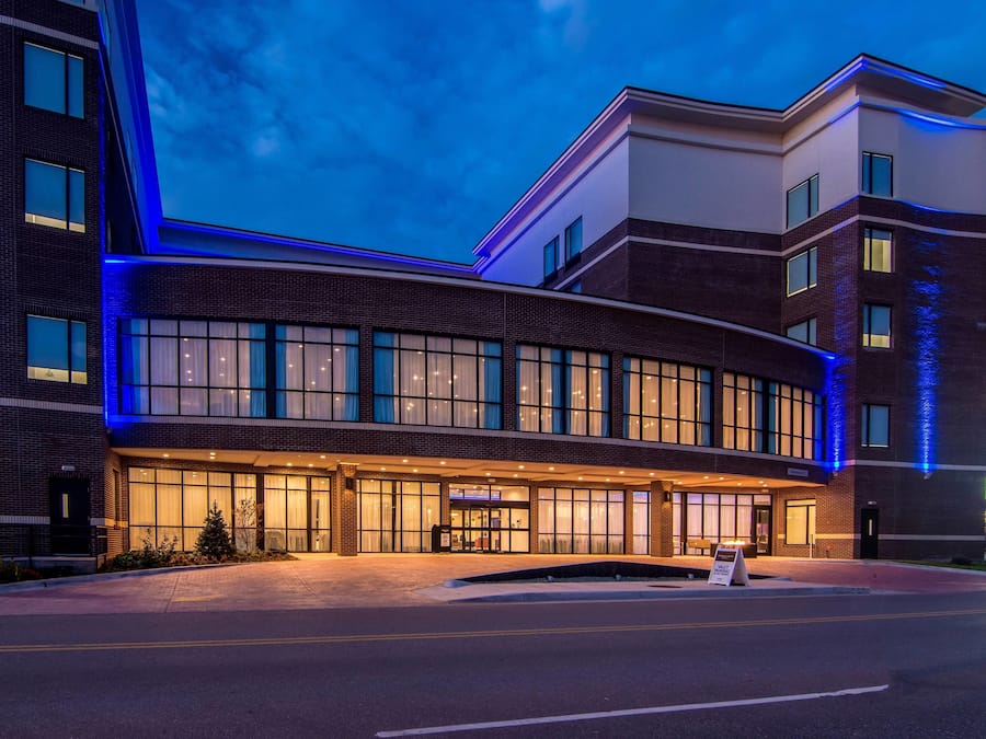 Fachada do alojamento (tarde/noite)